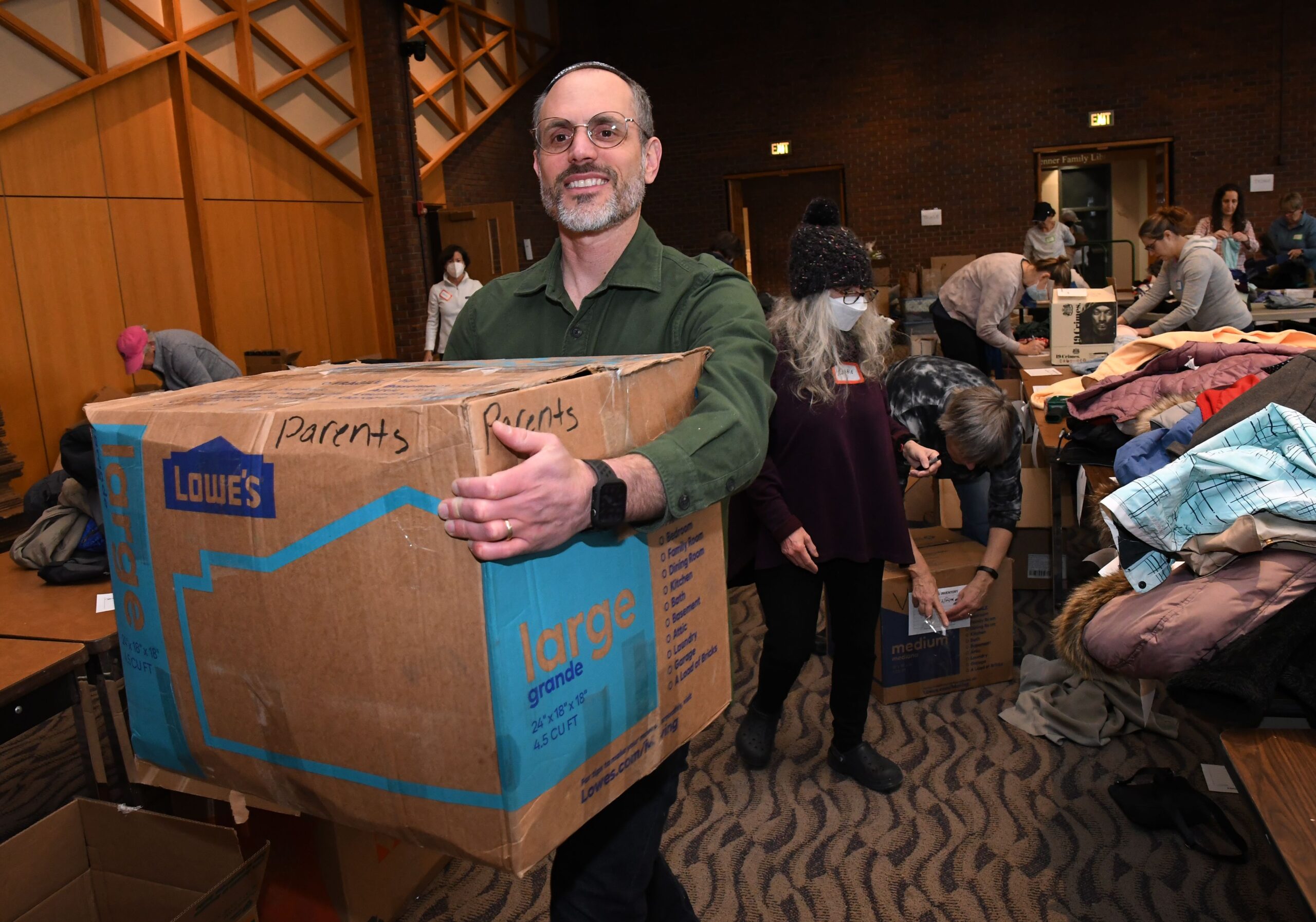 "Called to love the stranger": How Denver's Jewish community is helping ...