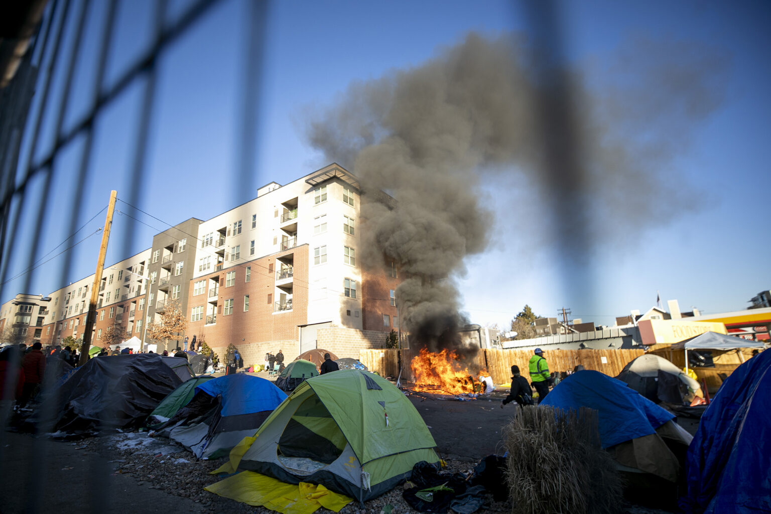 Denver clears Zuni Street migrant camp, bringing hundreds into emergency shelters - Denverite ...