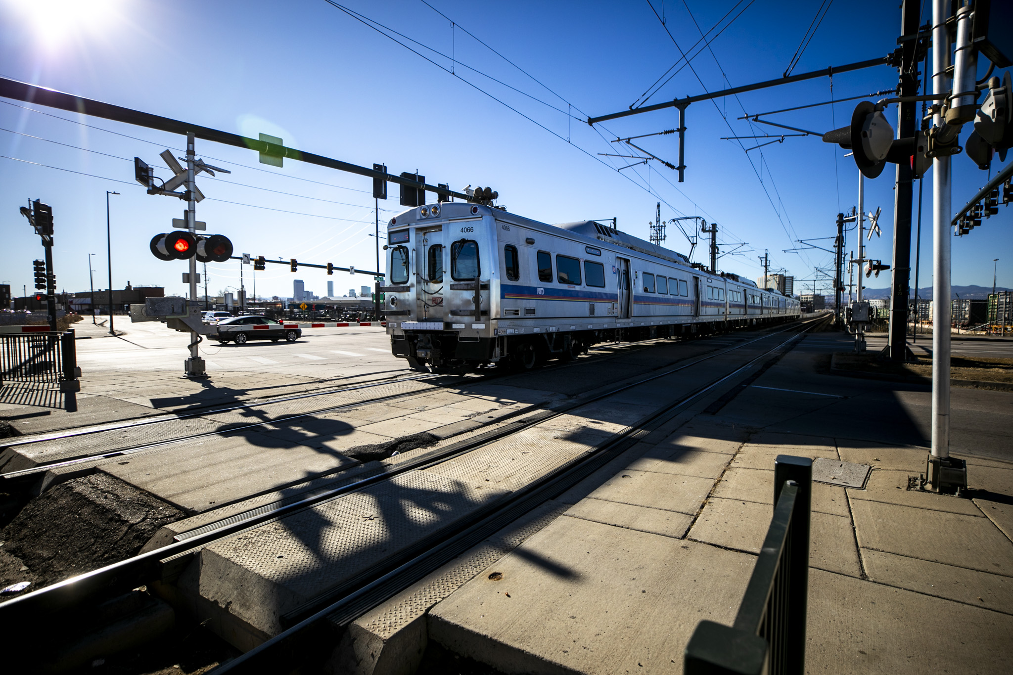 Fleeing shooting suspect crashes into RTD light rail in Aurora; Four ...
